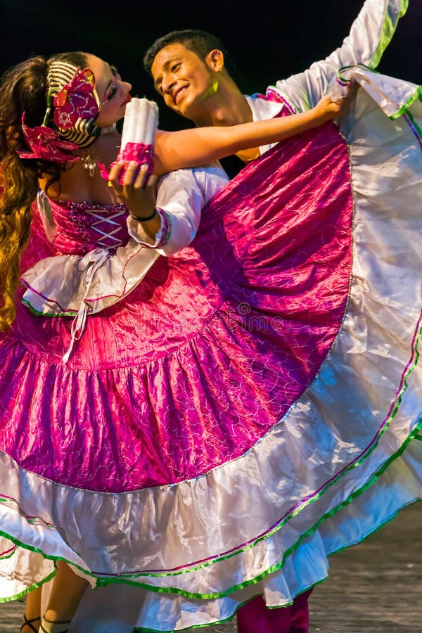 Danseurs De Colombie Dans Le Costume Traditionnel 2 Photo stock ...