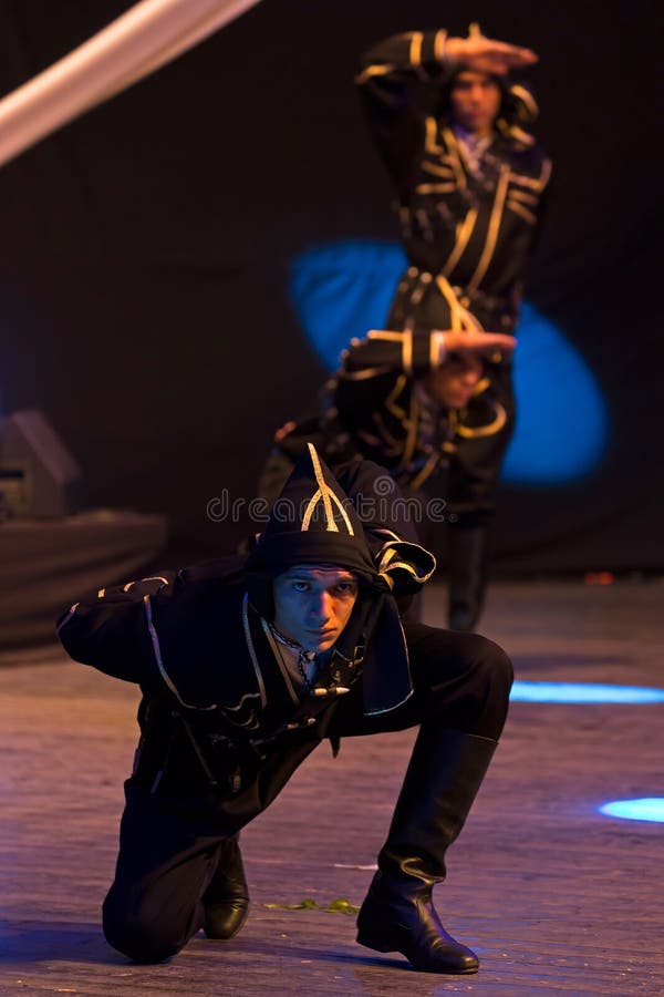 Jeune Danseur Turc Dans Le Costume Traditionnel Image éditorial - Image ...