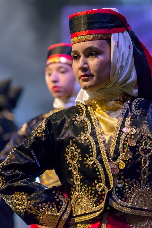 Jeune Danseur Turc Dans Le Costume Traditionnel Image éditorial - Image ...