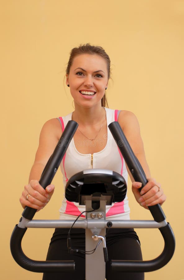 Jeunes Femmes Au Centre De Forme Physique Image stock - Image of ...