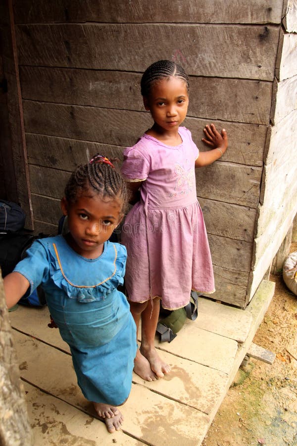 Jeunes filles malgaches image stock éditorial. Image du bleu - 23189194