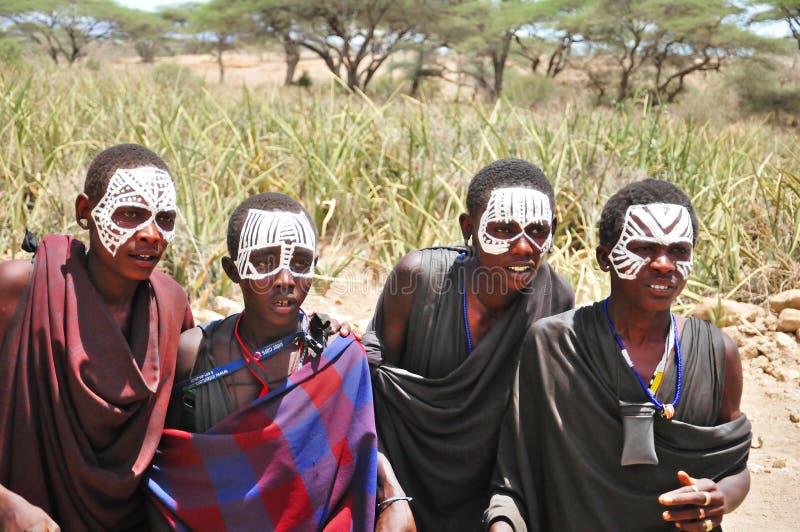 Le Jeune Guerrier Masai Demeure Dans La Savane Dans Des Costumes ...
