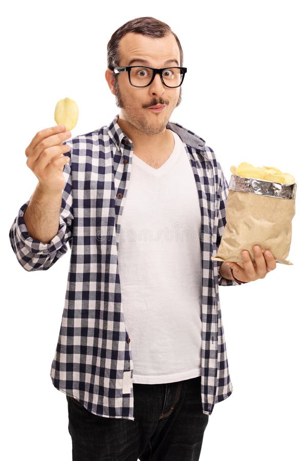 Pommes Chips Mangeuses D'hommes Tout En Regardant La TV Photo stock ...