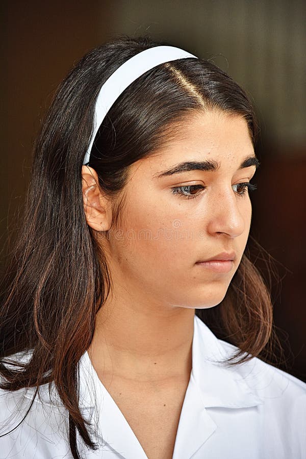 Femelle Colombienne Mignonne Et Confiance Photo stock - Image du ...