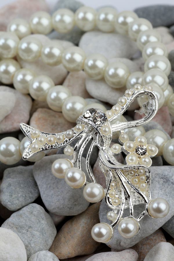 Jewelery De La Perla En Piedras Imagen de archivo - Imagen de manera ...