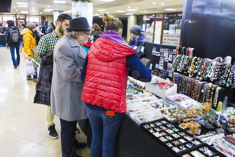People Browsing a Jewelry Gift Stall Editorial Photography - Image of ...