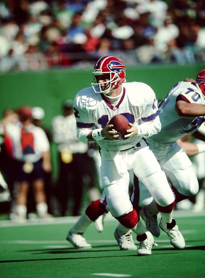 Jim Kelly Buffalo Bills QB editorial photography. Image of helmet ...