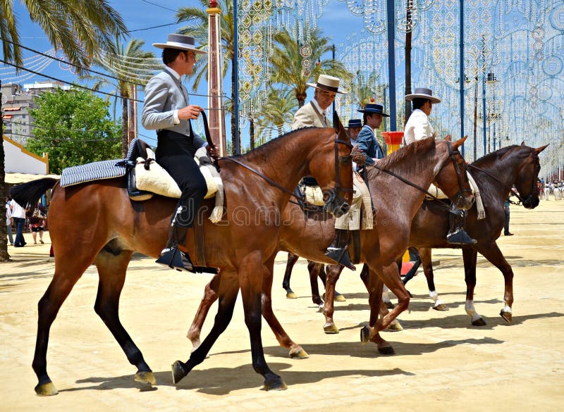 Jinetes A Caballo Durante La Sevilla Justa, Andalucía, España Foto de ...