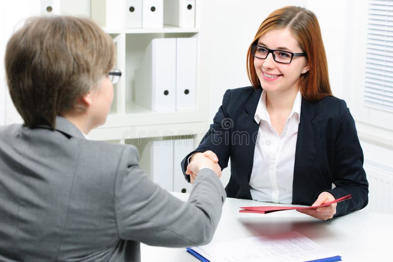 Jobbsökande Som Har Intervju Handskakning Medan Intervjua För Jobb ...