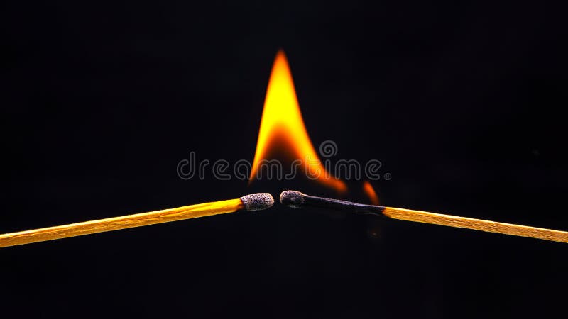 Jogo a Arder Num Fundo Preto. Calor E Luz Da Chama Foto de Stock ...