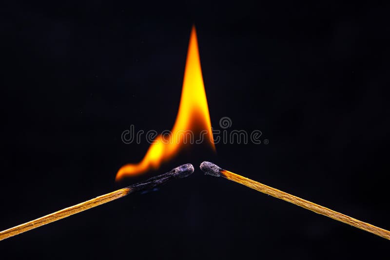 Jogo a Arder Num Fundo Preto. Calor E Luz Da Chama Imagem de Stock ...