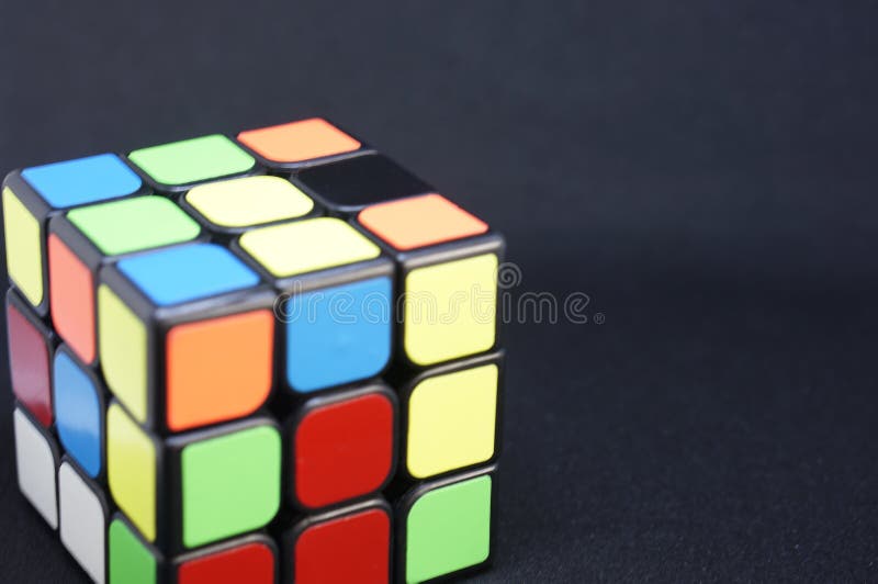 Jogo do cubo do rubik foto de stock editorial. Imagem de verde - 154669463