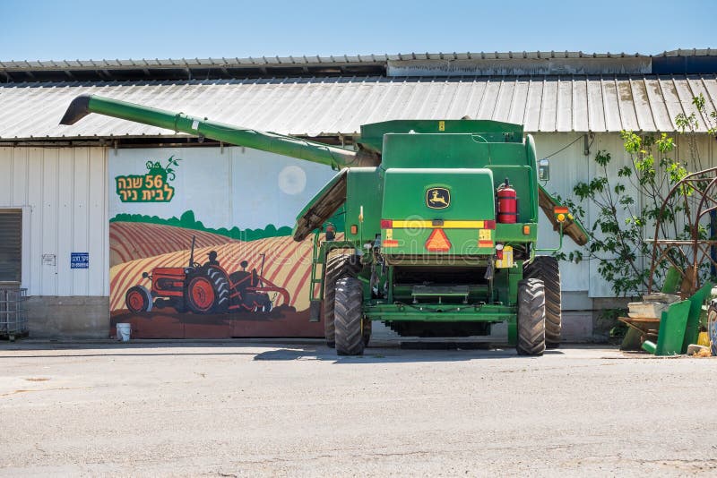 John Deere combine editorial image. Image of pickup - 137519200