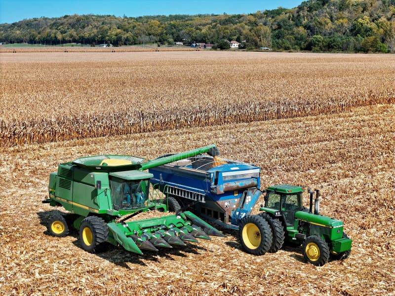 John Deere 9500 Combine Offloading Corn into a Kinze 840 Grain Cart ...