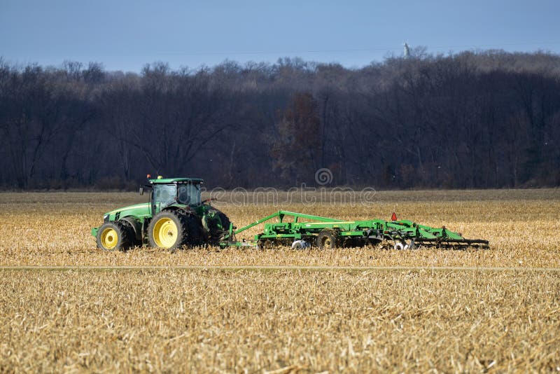 John Deere 8345R Tractor Pulling a 2730 Disk Ripper Editorial Stock ...