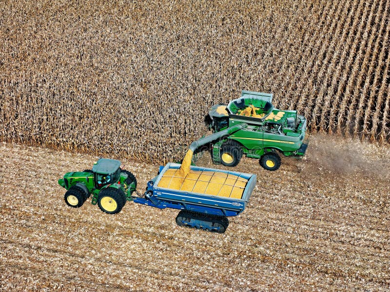 John Deere S780 Combine Offloading Corn into a Kinze 1050 Grain Cart ...