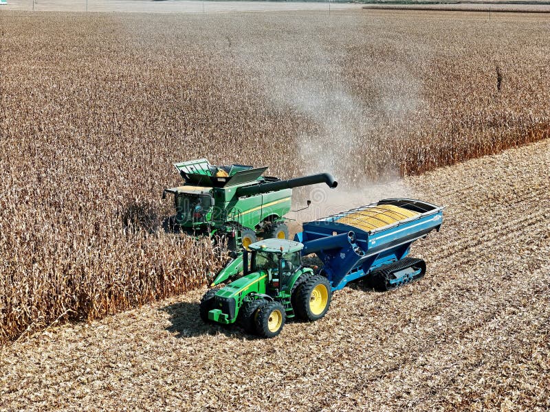 John Deere S780 Combine Offloading Corn into a Kinze 1050 Grain Cart ...