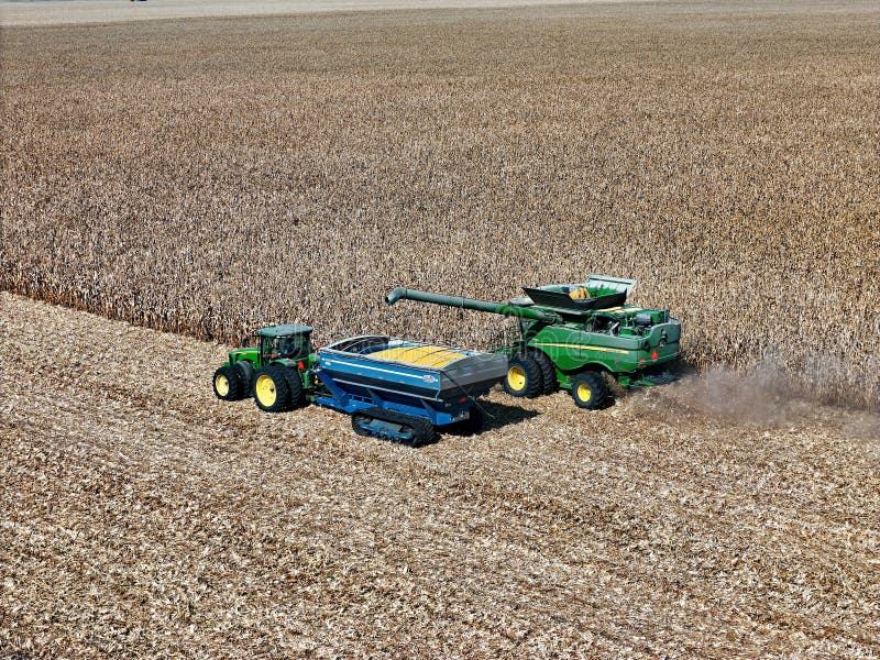 John Deere S780 Combine Offloading Corn into a Kinze 1050 Grain Cart ...