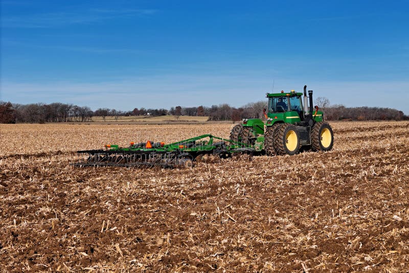 John Deere 9220 Tractor Pulling a John Deere 512 Disk Ripper Editorial ...