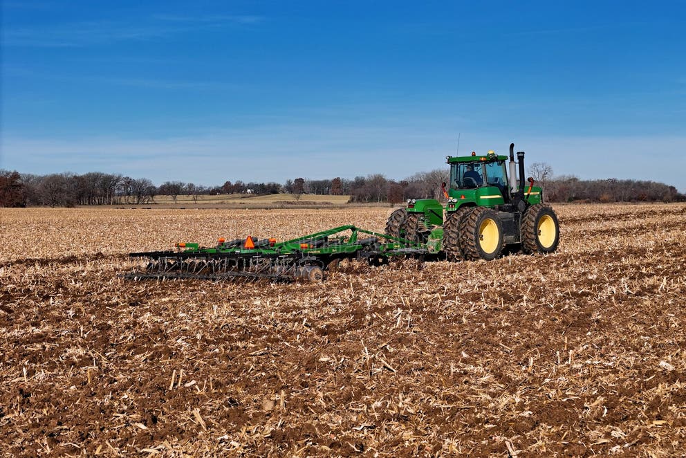 John Deere 9220 Tractor Pulling a John Deere 512 Disk Ripper Editorial ...