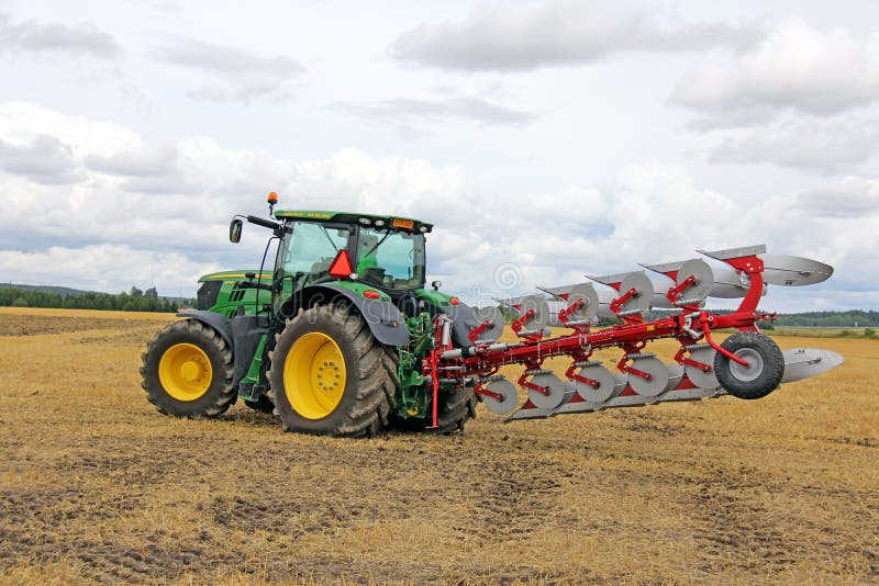 John Deere Tractor Und Agrolux-Pflug Redaktionelles Stockbild - Bild ...