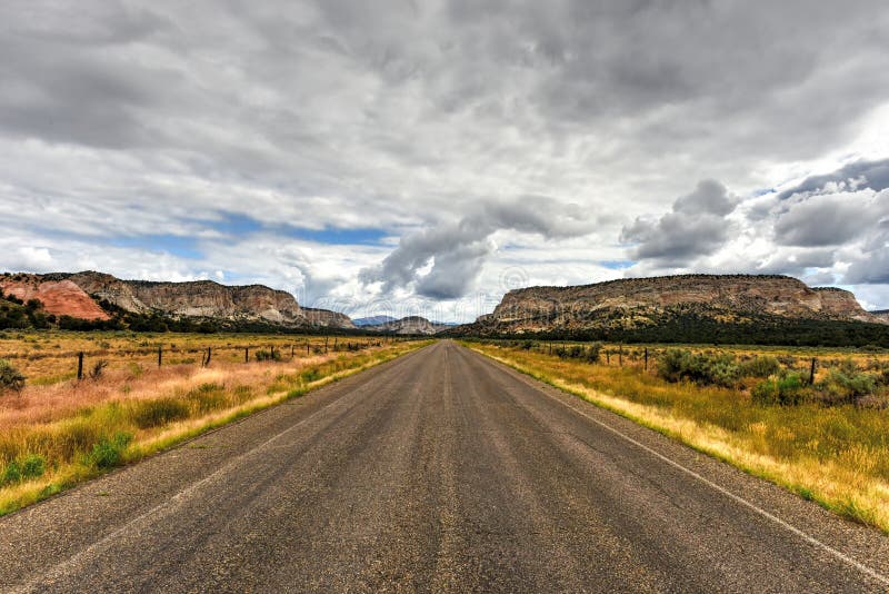 Johnson Canyon Road - Utah fotografering för bildbyråer. Bild av ...