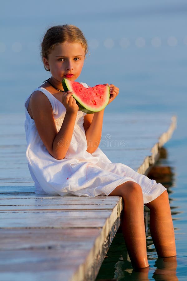 Joie Dété Belle Fille Mangeant La Pastèque Fraîche Sur La Plage Photo