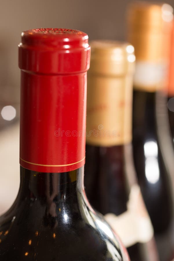 Joint Rouge D'un Vin Non étiqueté Photo stock - Image du élégance ...