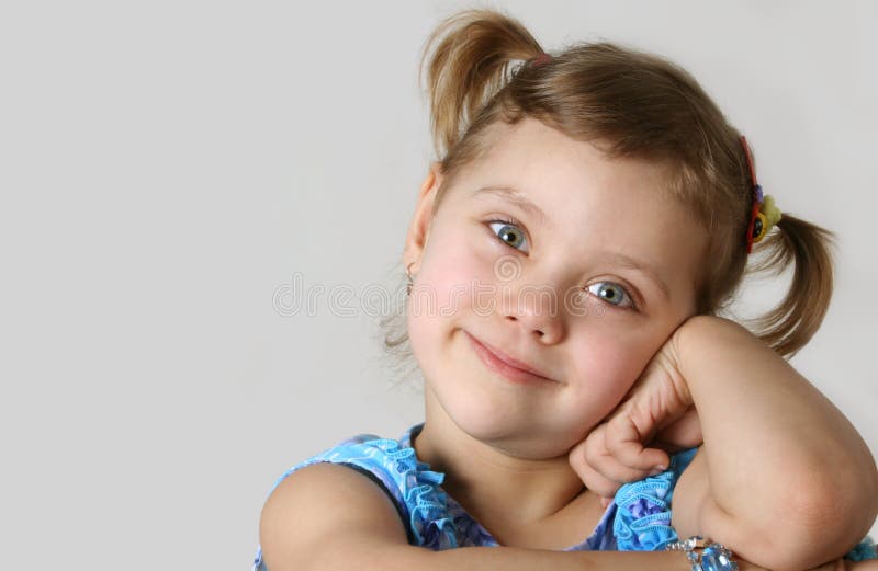 Un Enfant Très Amusant Qui Regarde L'appareil Photo Photo stock - Image ...
