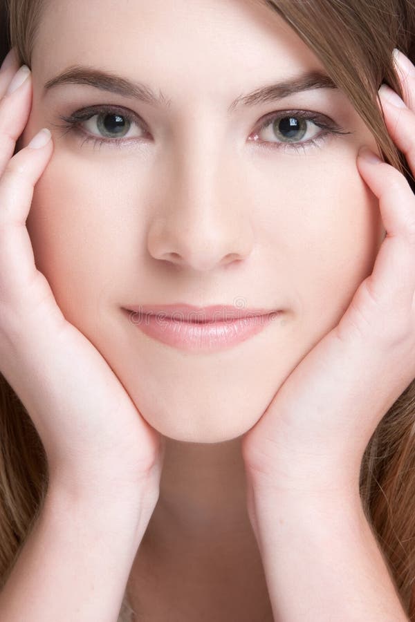Jeune Fille Avec La Peau Propre Sur Le Joli Visage Photo stock - Image ...