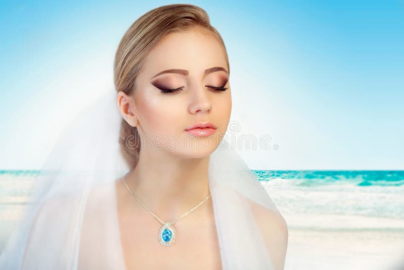 Joli visage de femme photo stock. Image du commis, affaires - 101715550