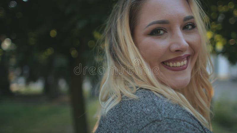 La Jolie Fille Blonde Donnent Le Clin Doeil Prennent Le Gros Plan