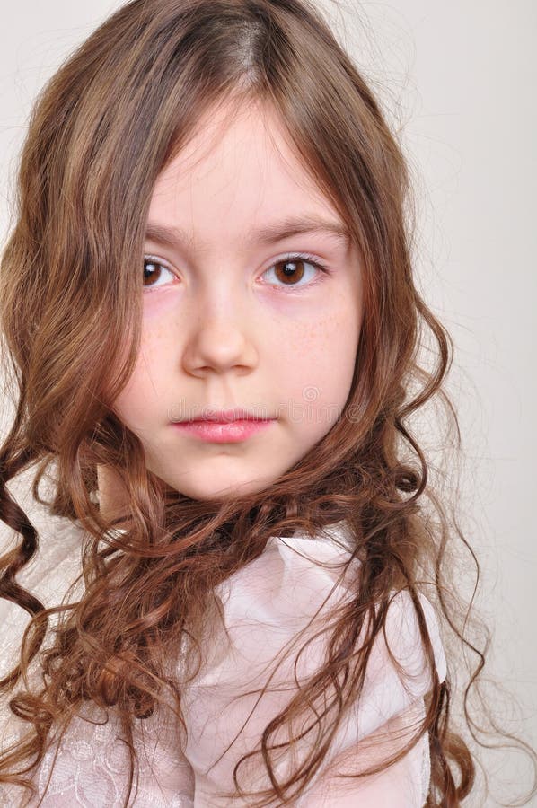 Jolie Fille De 8 Ans Dans La Robe Blanche Image Stock Image Du Gens