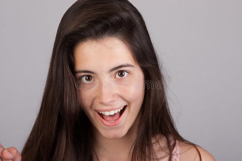 Jolie Fille Avec Un Visage Heureux Image stock - Image du fille, regard ...