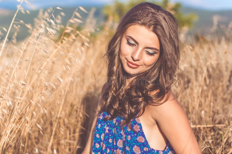 Jolie Fille De Ladolescence Dans Le Domaine Jaune Dautomne Photo