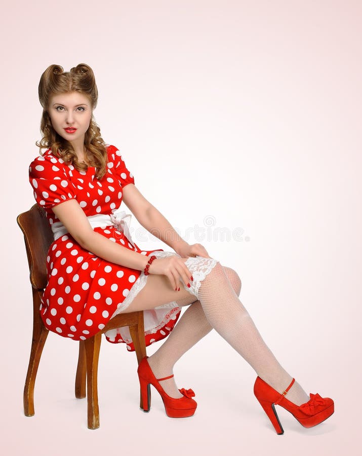 Jolie fille de pin-up photo stock. Image du modèle, pattes - 28712746