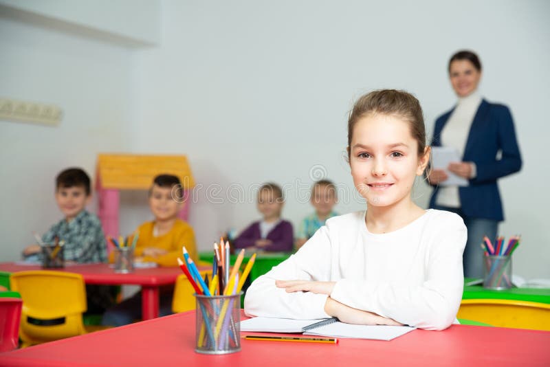 Jolie Fille De Préadolescence étudiant En Classe Sur Fond Avec