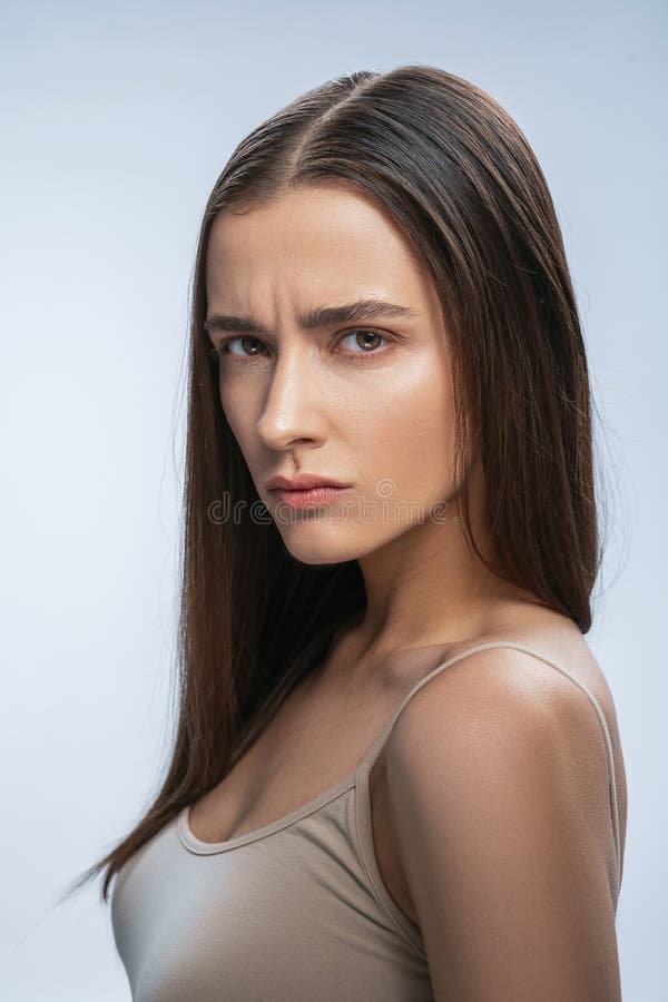 Jolie Jeune Femme Du Caucase Exprimant La Tristesse Sur La Face Photo