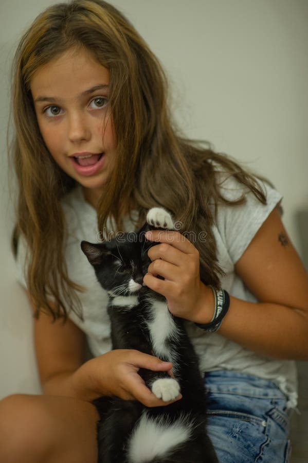 Jolie Jeune Fille Du Caucase Avec Le Chaton Mignon Image Stock Image