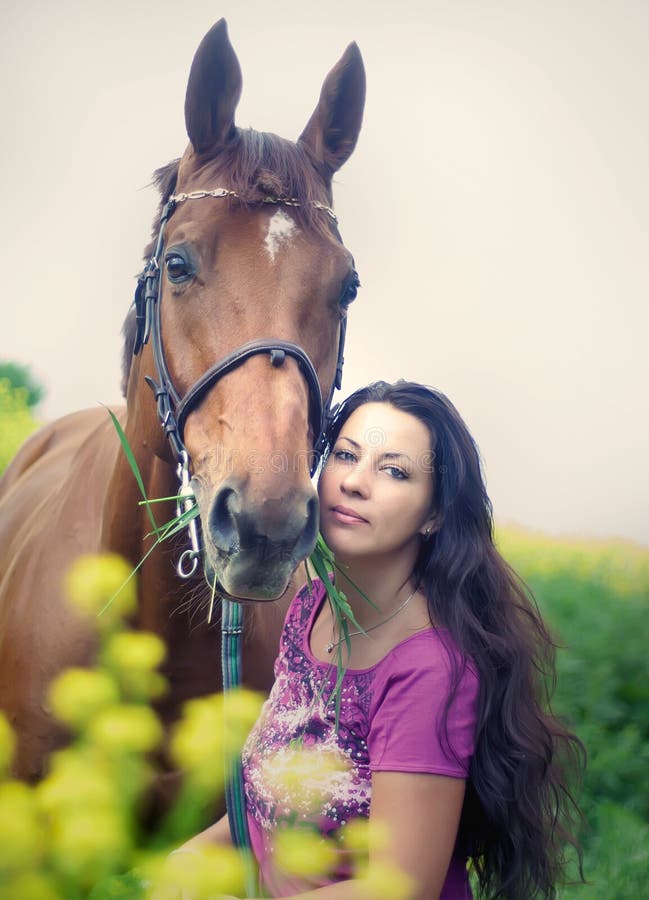 Jolis Femmes Avec Propre Cheval Image stock - Image du couples, fille ...