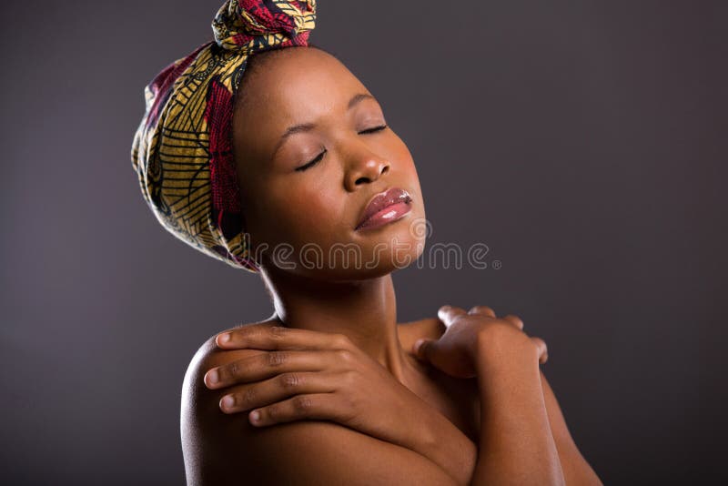 Afrikaanse Model Traditionele Kledij Stock Foto - Image of aanbiddelijk ...