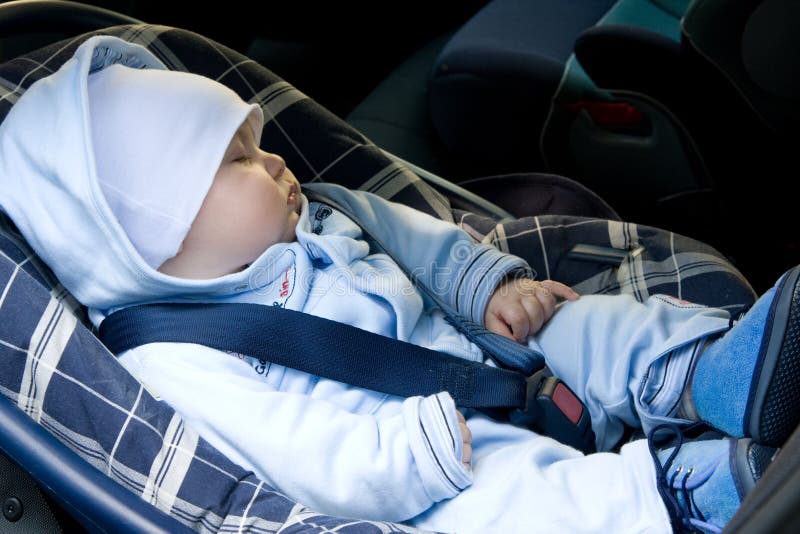 Jong Geitje in Een Zetel Van De Veiligheidsauto Stock Afbeelding ...