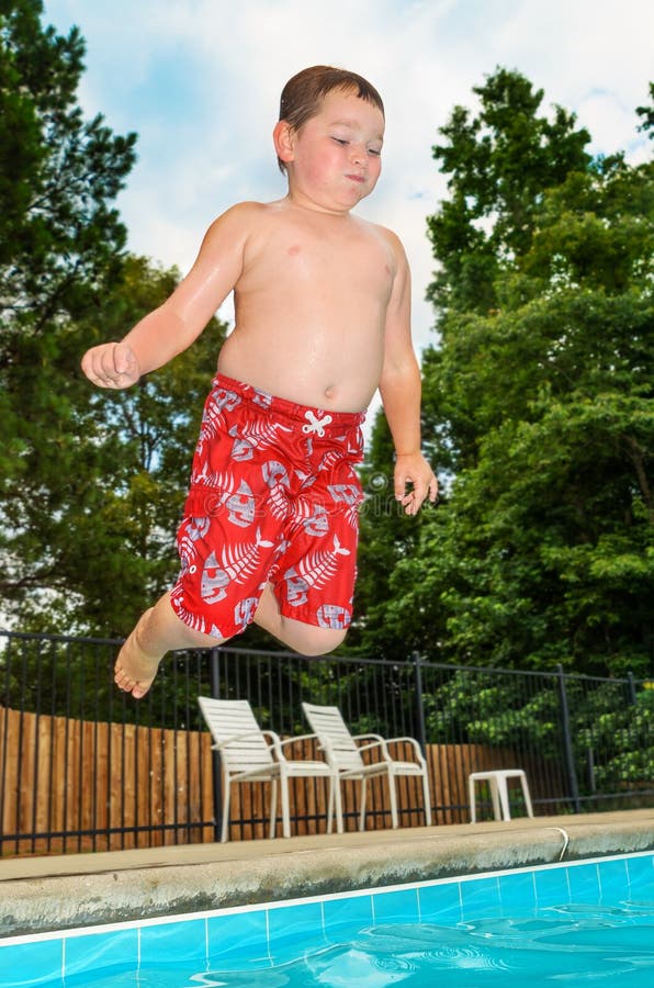 Jong Kind Die in Pool Springen Stock Afbeelding - Image of spelen, huid ...