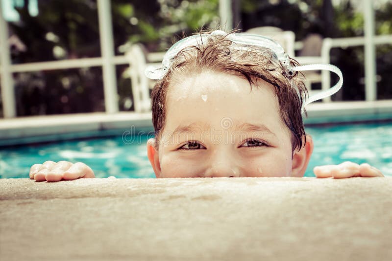 Jong Kind Die Uit Pool Gluren Stock Foto - Image of gelukkig, water ...