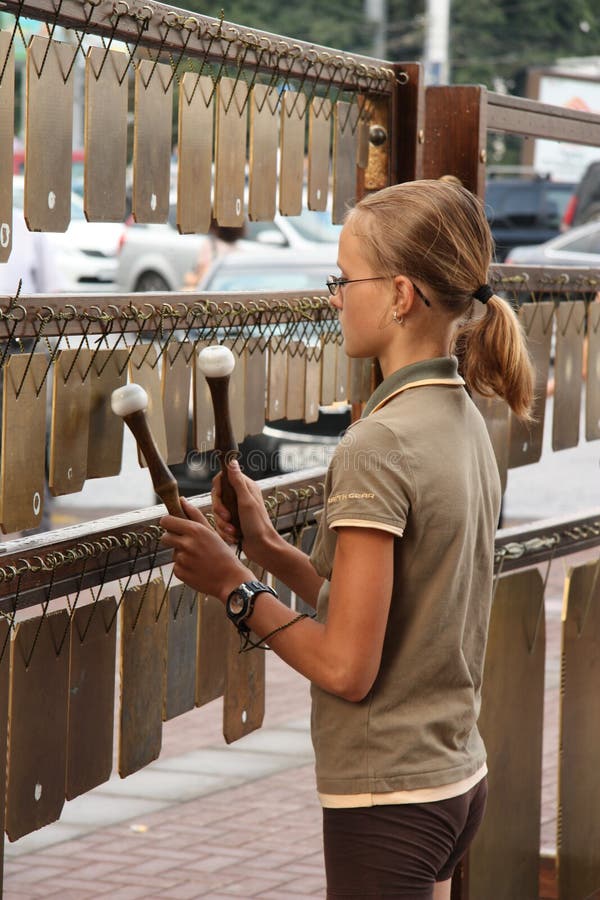 Jong Meisje Het Spelen Percussie Muzikaal Instrument Redactionele ...