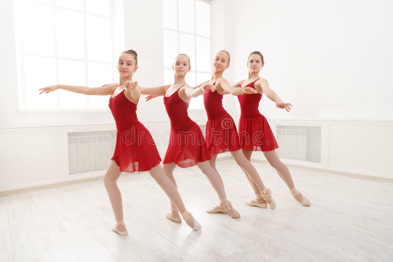 Groep Jonge Ballerina's Die Dans Uitoefenen Op Klassieke Balletschool ...