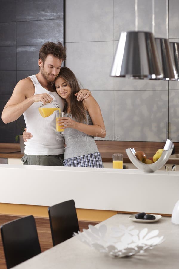 Jong Paar Die Jus D'orange in De Ochtend Hebben Stock Afbeelding ...