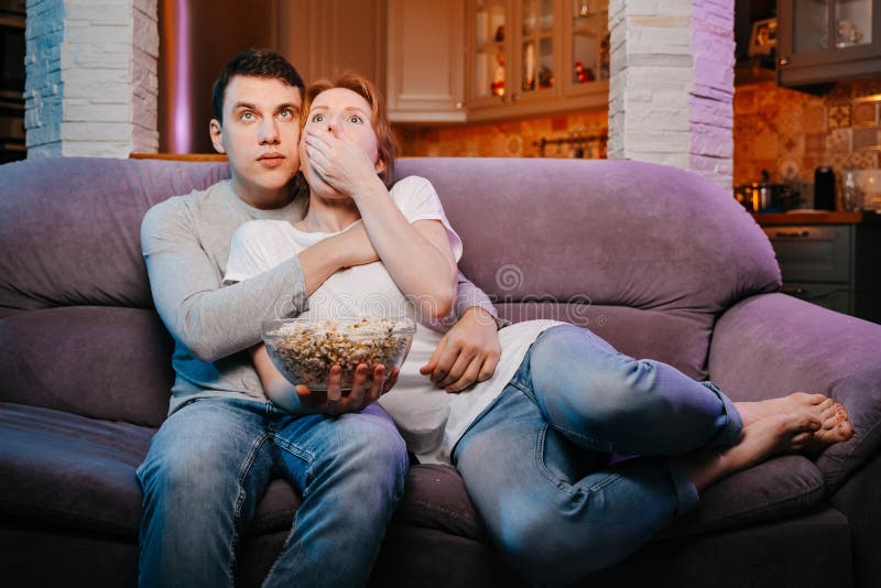 Jong Paar Die Popcorn Eten En Op Een Film Thuis Op De Doen Schrikken