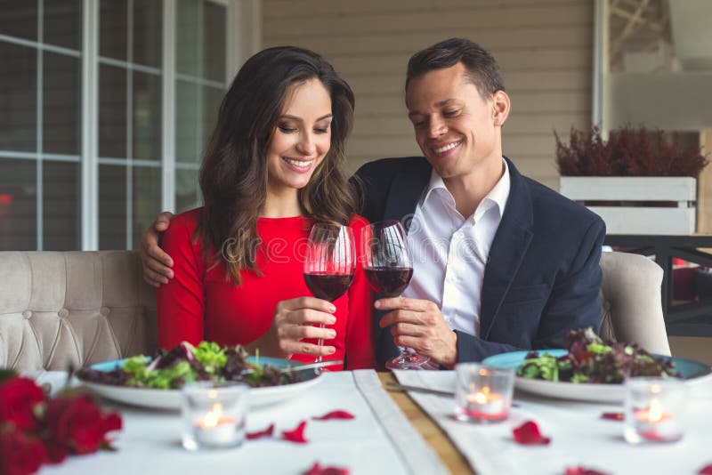 Jong Paar Die Romantisch Diner in De Toejuichingen Van De ...