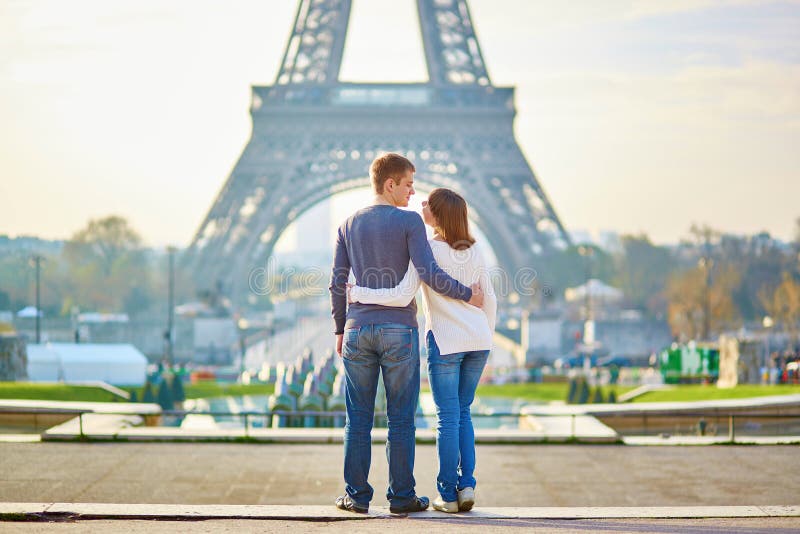 Jong Romantisch Paar in Parijs Stock Foto - Image of mensen, datum ...